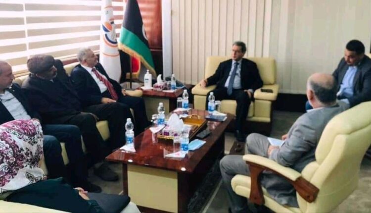 وزير النفط والغاز يعقد اجتماعاً مع عضوي مجلس النواب عن دائرة حي الأندلس